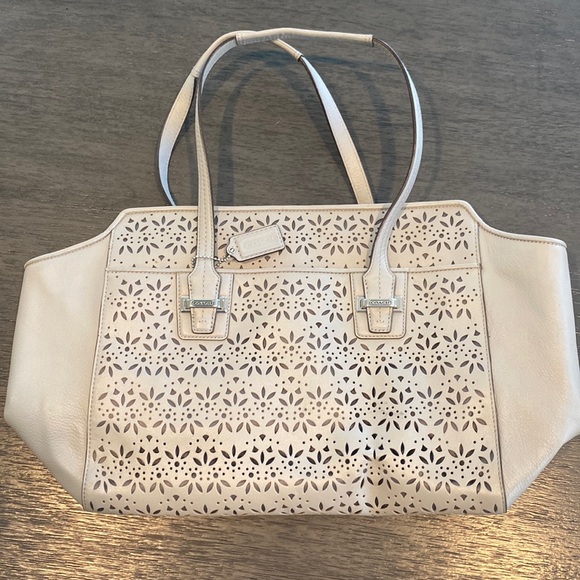 Coach | Bags | Coach Lazar Cut Beige Tote Very Gently Used Excellent ...